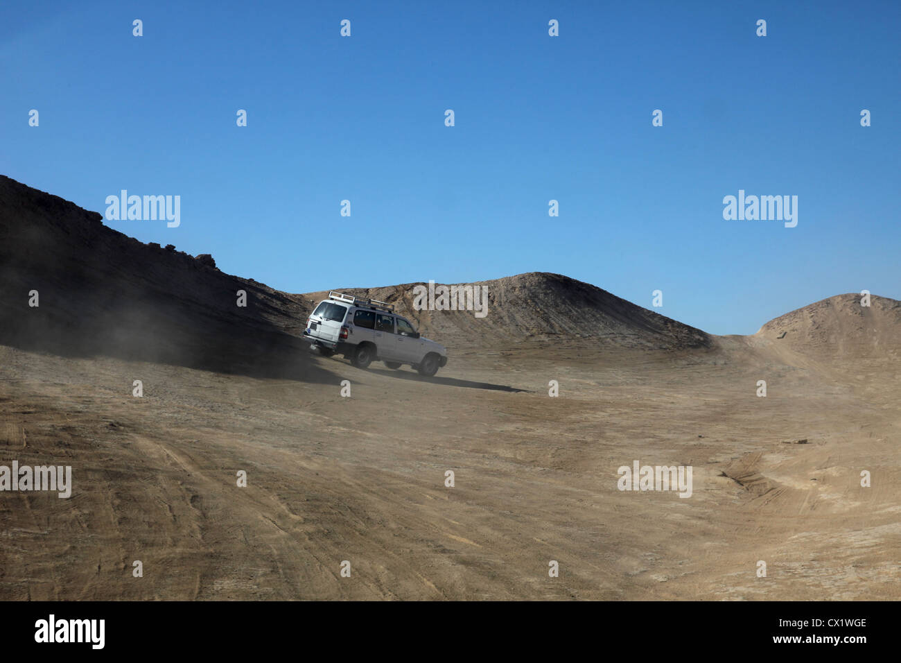 car in desert Stock Photo - Alamy
