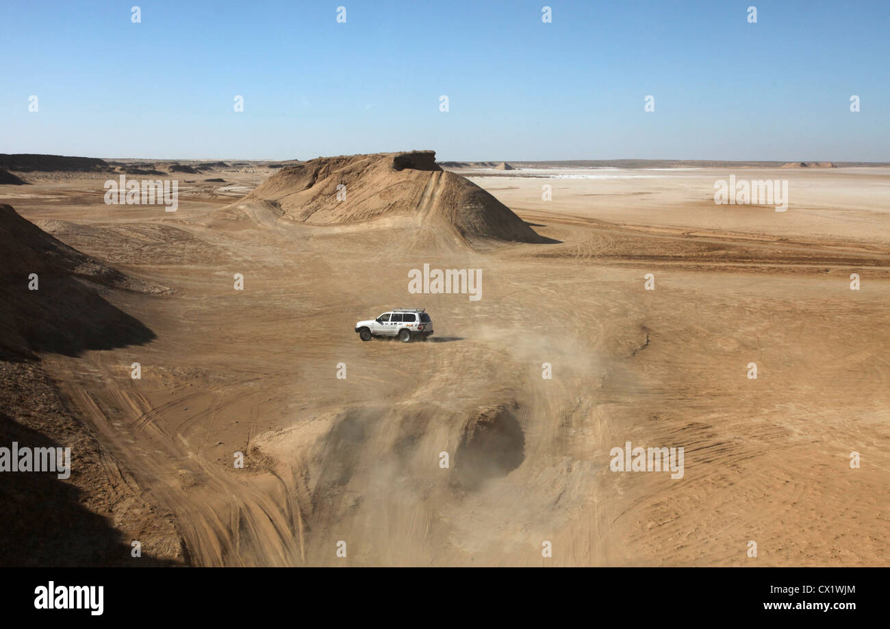 car in desert Stock Photo - Alamy