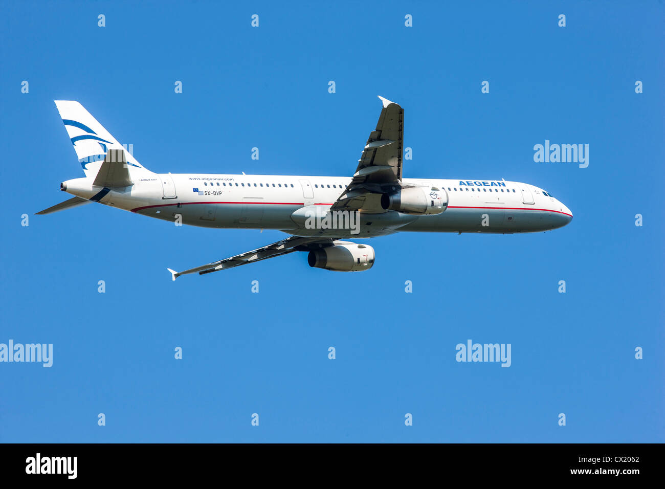 Passenger jet plane taking off form Düsseldorf International Airport ...