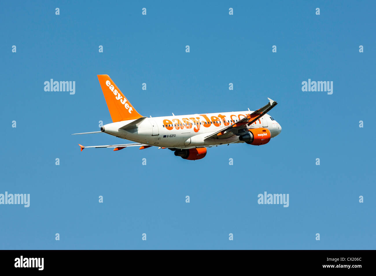 Passenger jet plane taking off form Düsseldorf International Airport ...