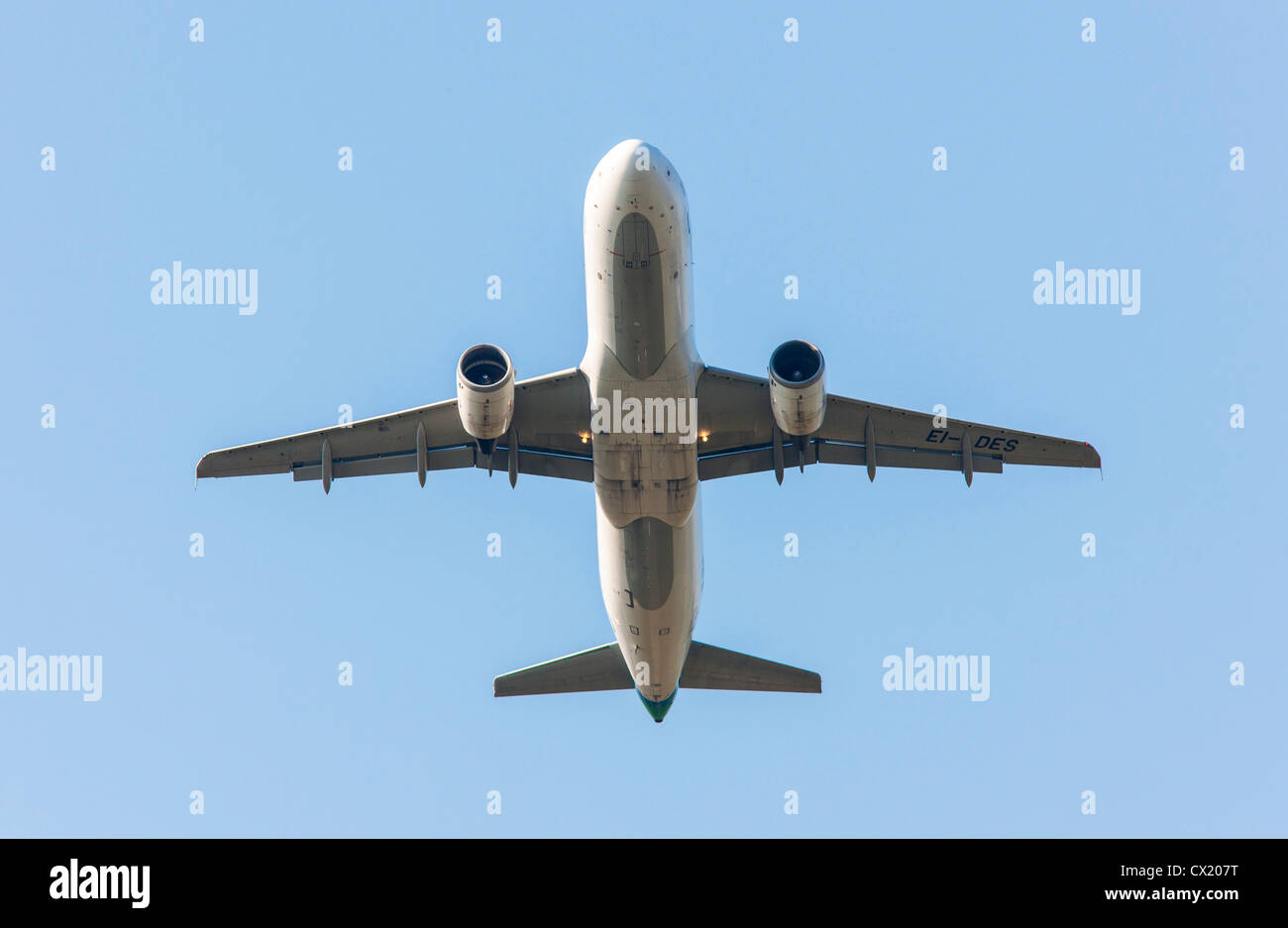 Passenger jet plane taking off form Düsseldorf International Airport ...