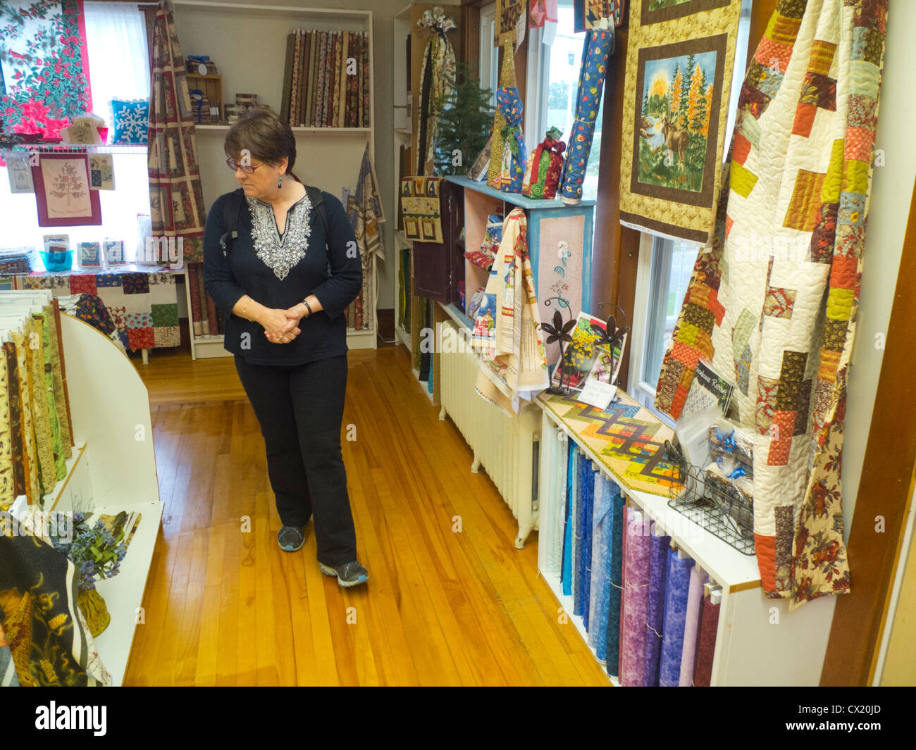 women in quilt store Stock Photo - Alamy