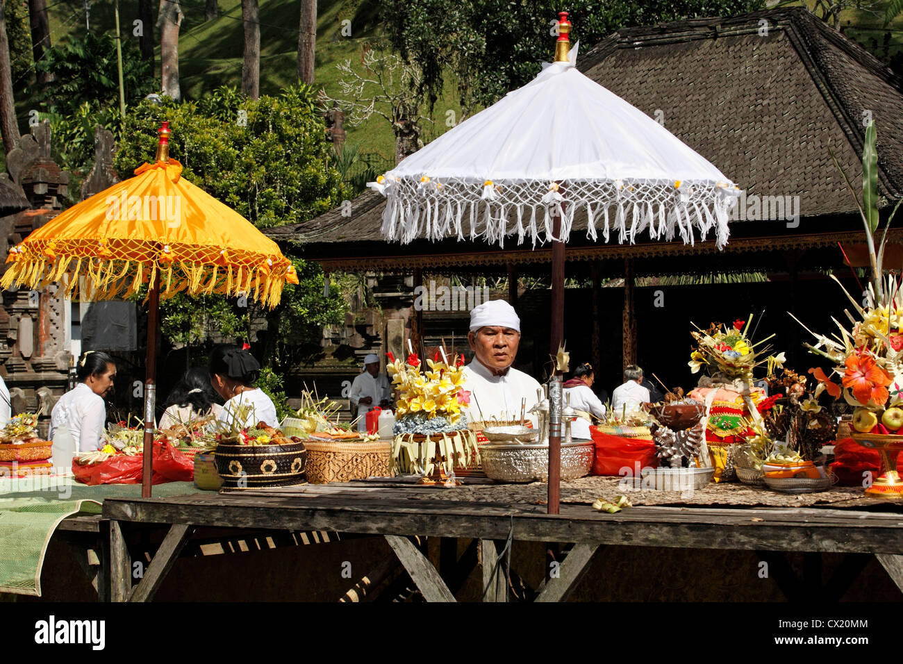 Ubud bali temple offerings hi-res stock photography and images - Alamy