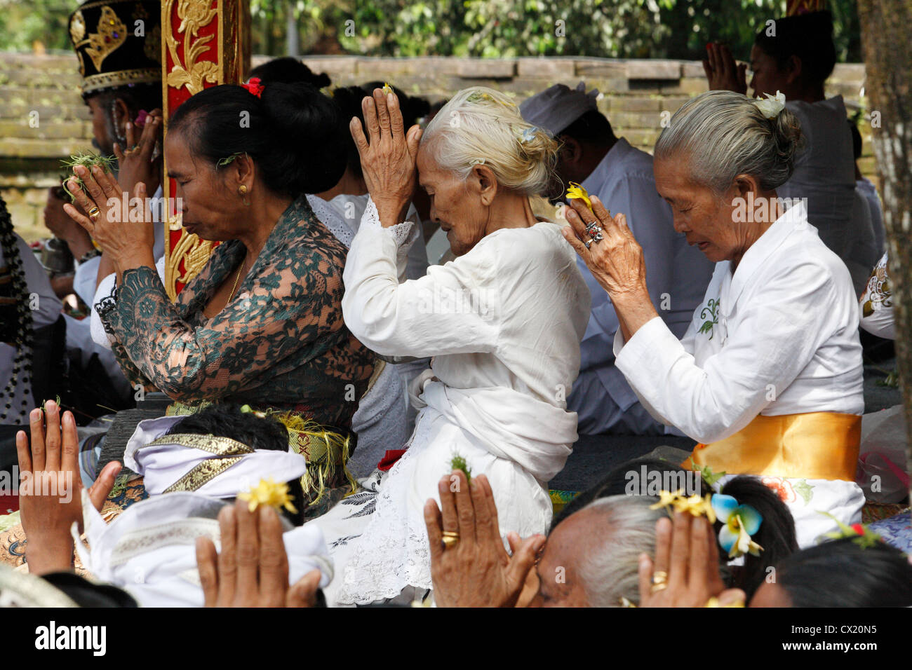 Hindu praying temple hi-res stock photography and images - Alamy