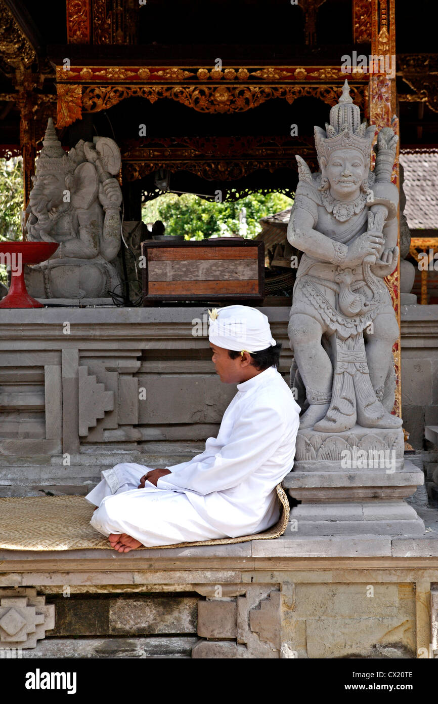 Hindu priest hi-res stock photography and images - Alamy