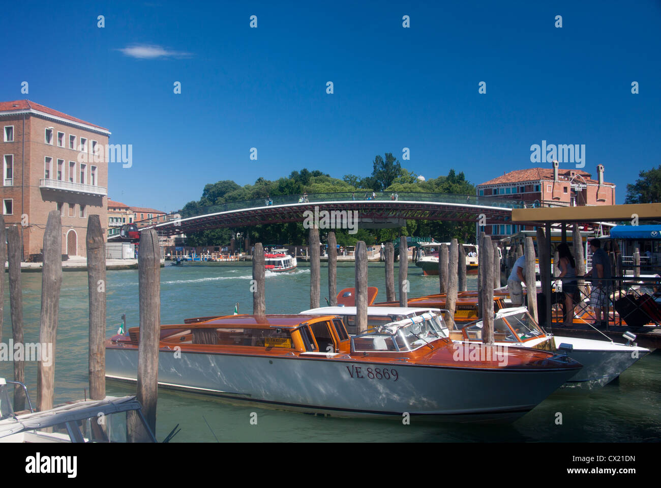 Bridge over canal venetian architecture hi-res stock photography and ...