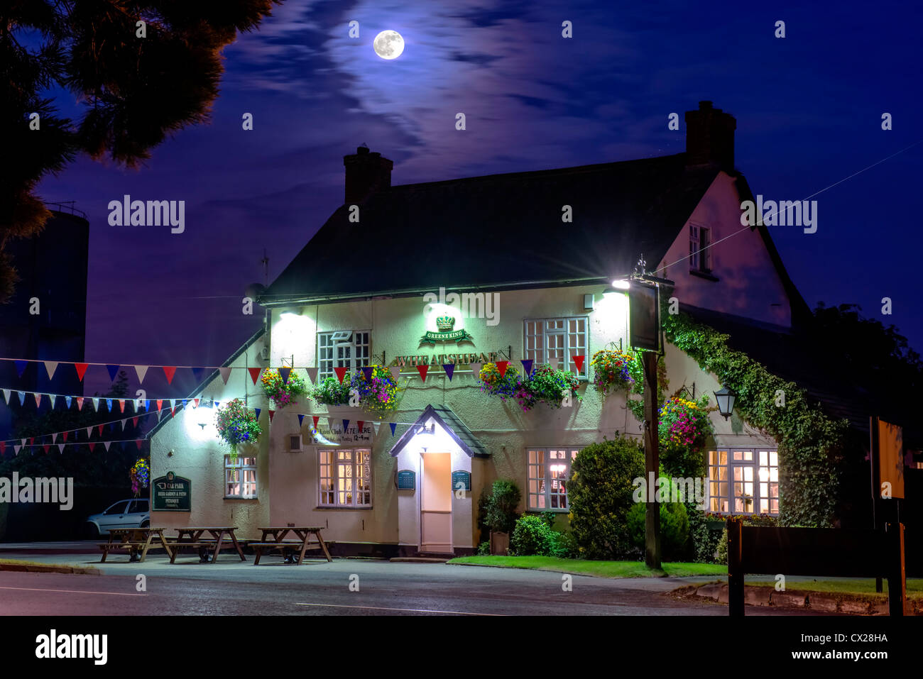 English Pub at night Stock Photo - Alamy