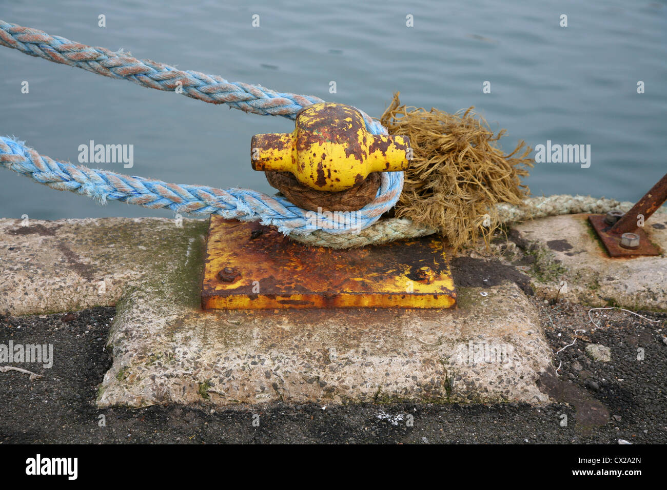 Bollard with a rope Stock Photo - Alamy