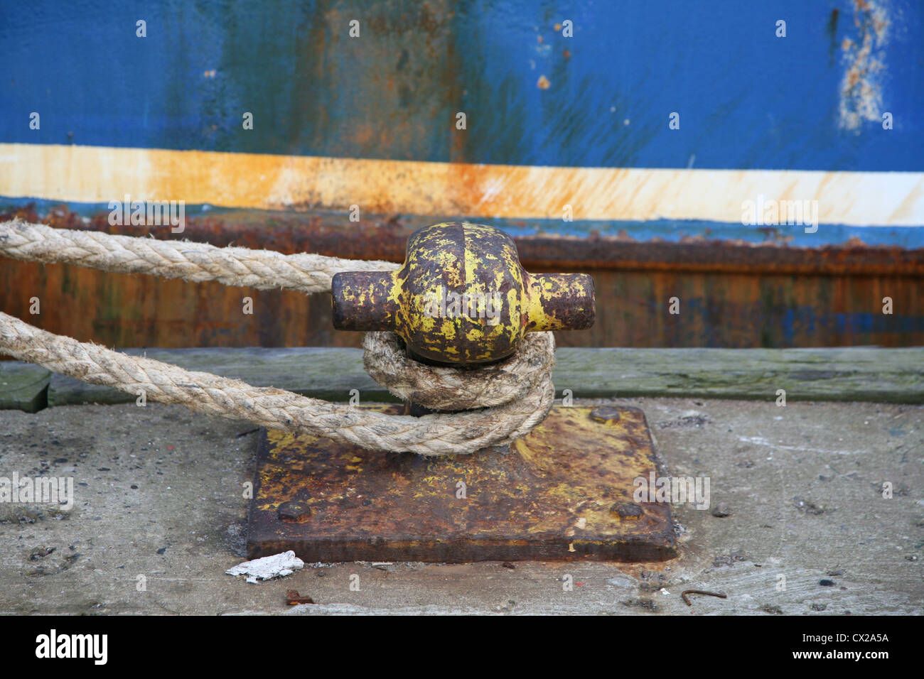 Bollard with a rope Stock Photo - Alamy