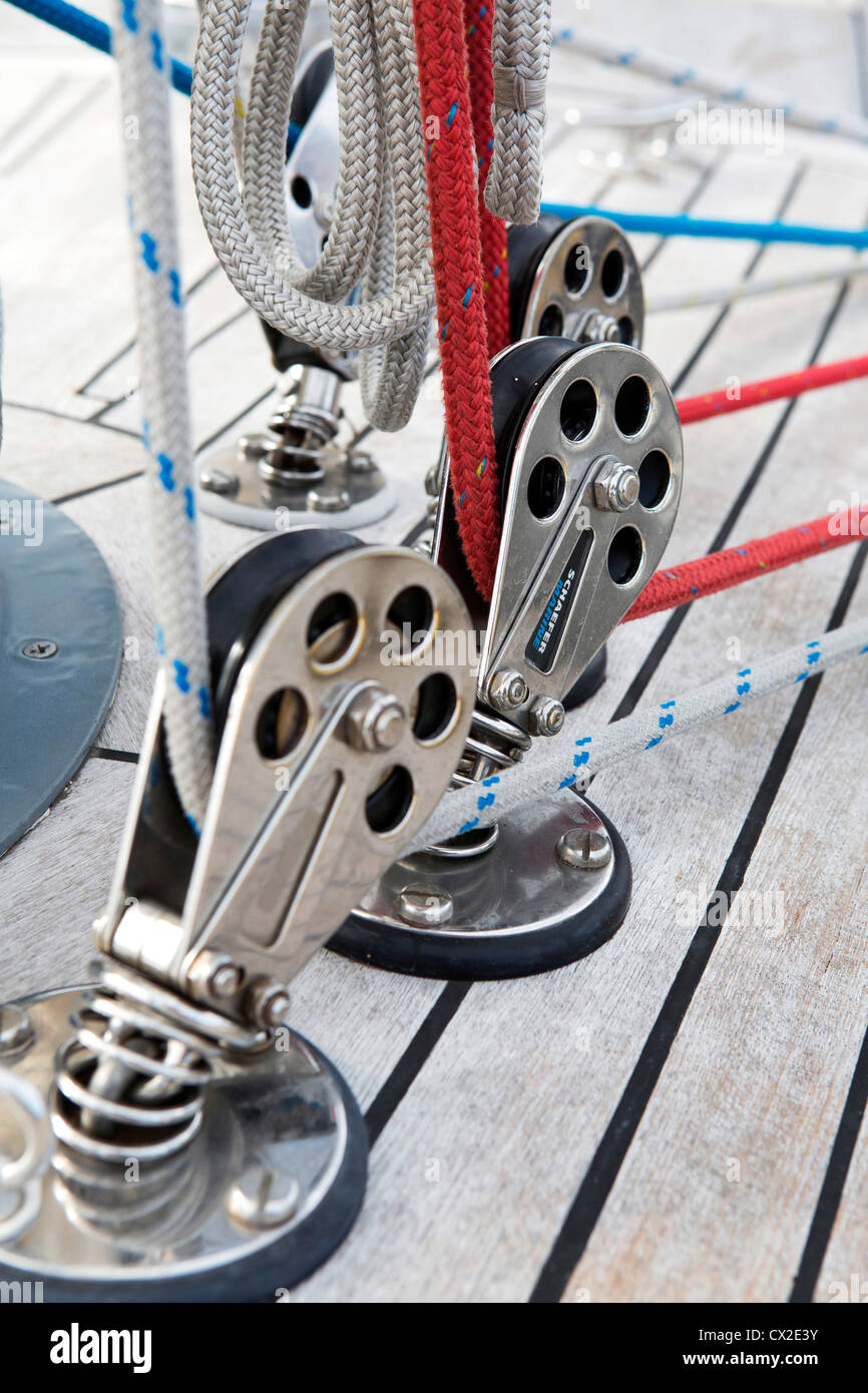 Ropes and blocks hi-res stock photography and images - Alamy