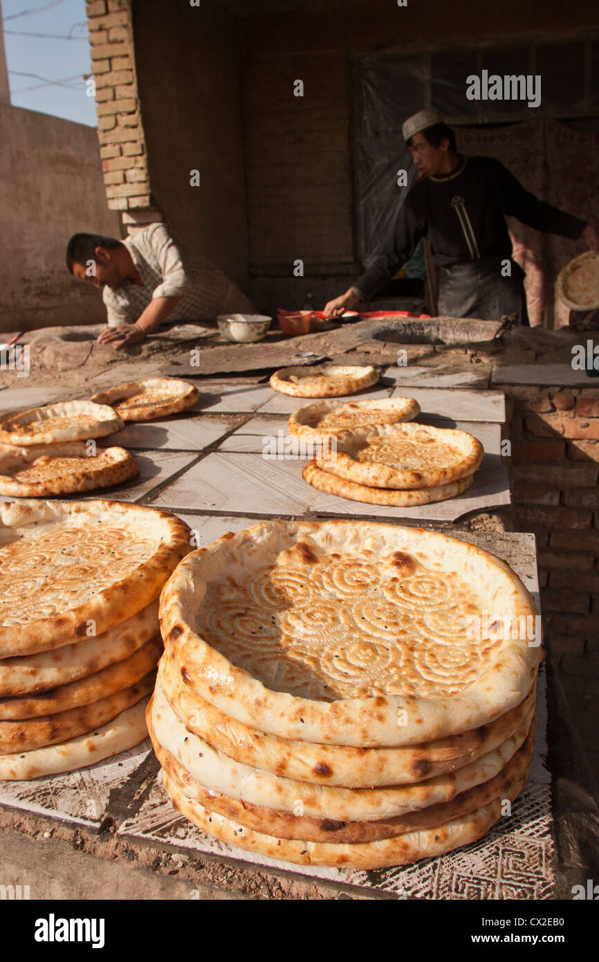 Naan bread in tandoor oven hi-res stock photography and images - Alamy