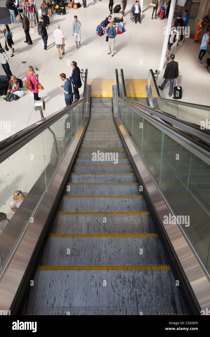 Empty moving escalator hi-res stock photography and images - Alamy