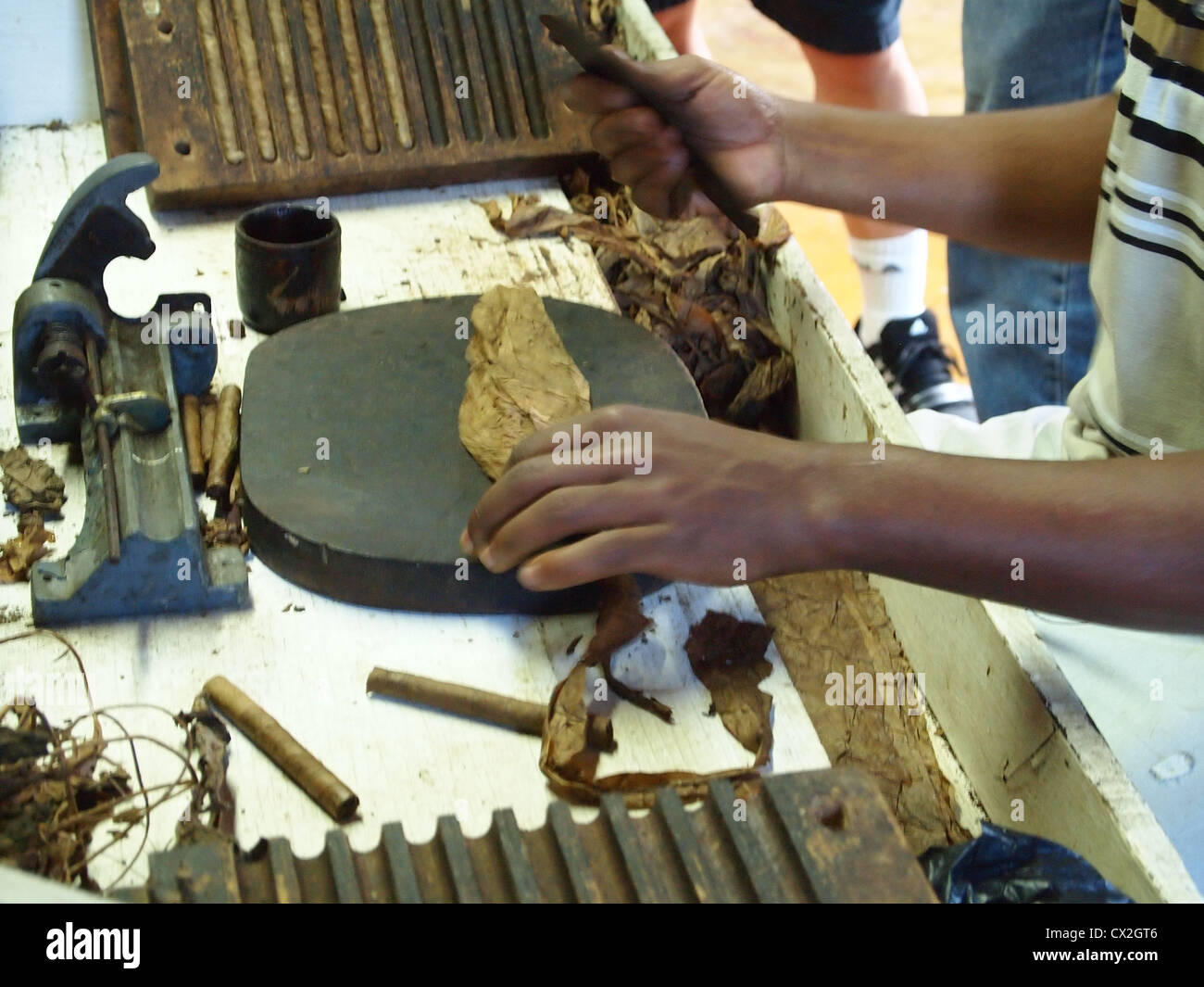 Cigar making machine hi-res stock photography and images - Alamy