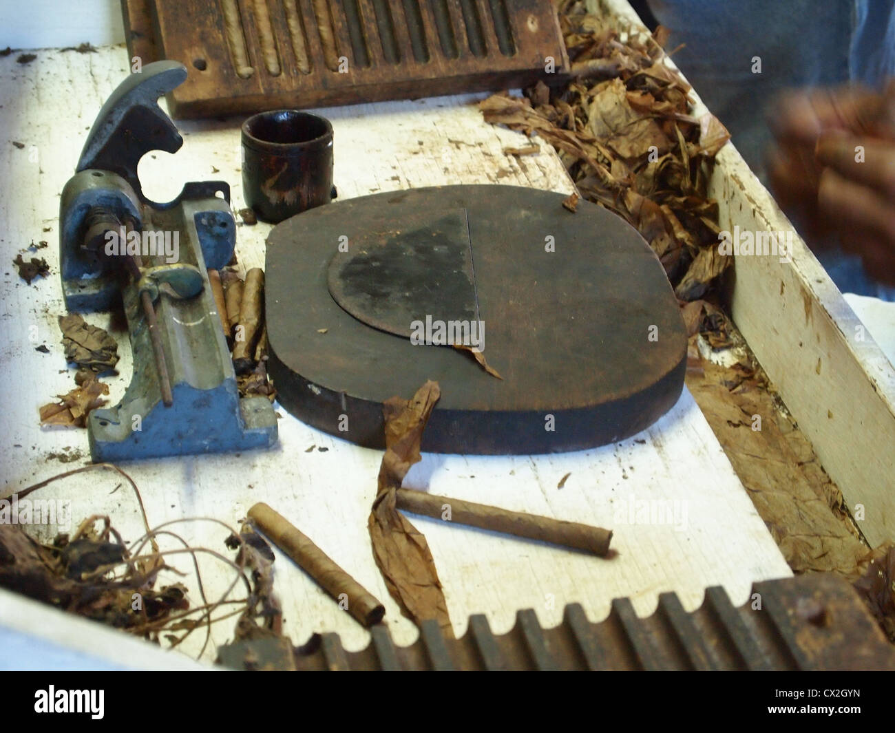 Cigar making machine hi-res stock photography and images - Alamy
