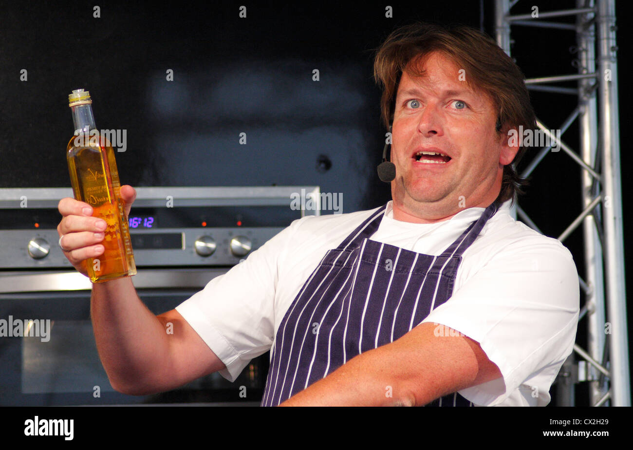 Celebrity chef james martin hi-res stock photography and images - Alamy
