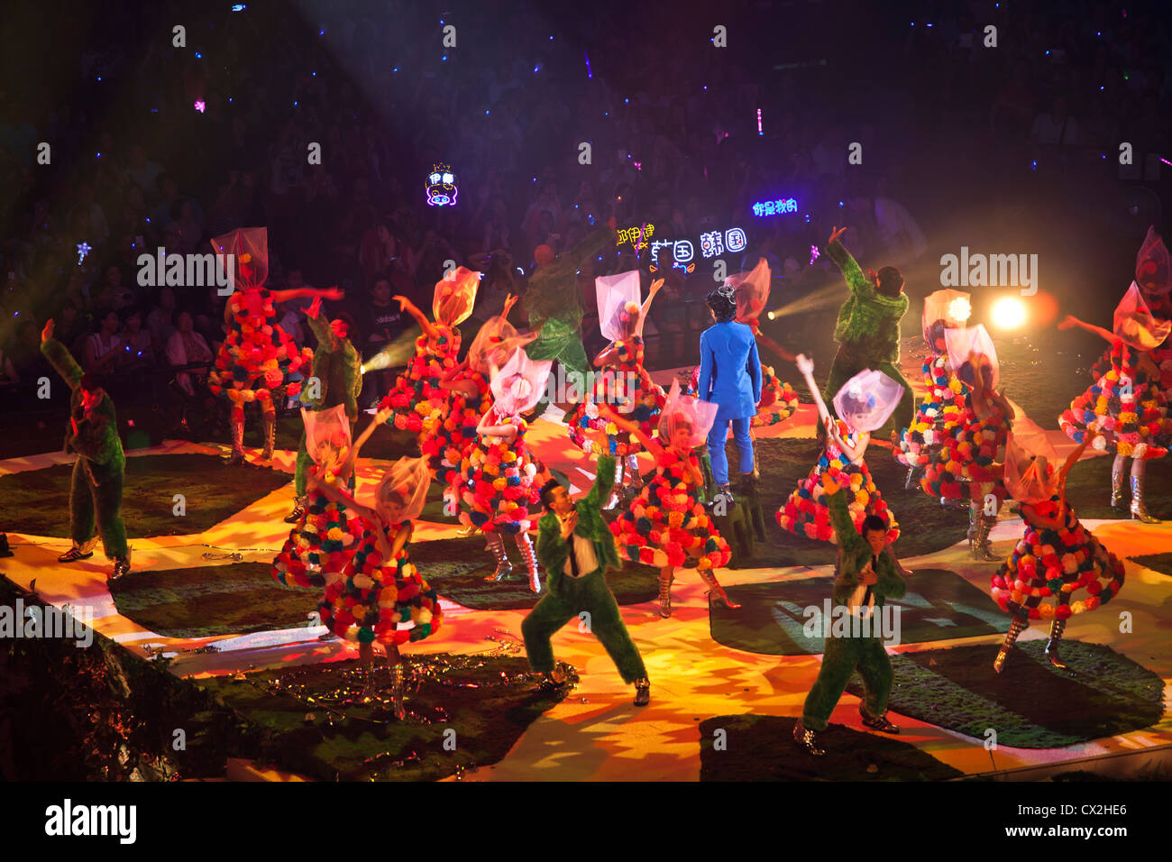 famous sing song party night music band audience Stock Photo - Alamy