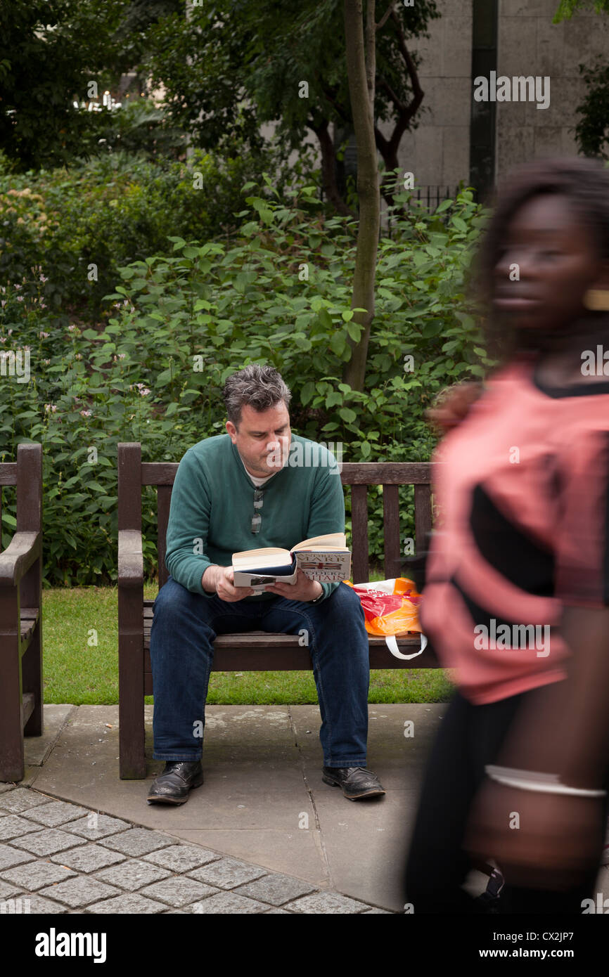 London park bench book hi-res stock photography and images - Alamy