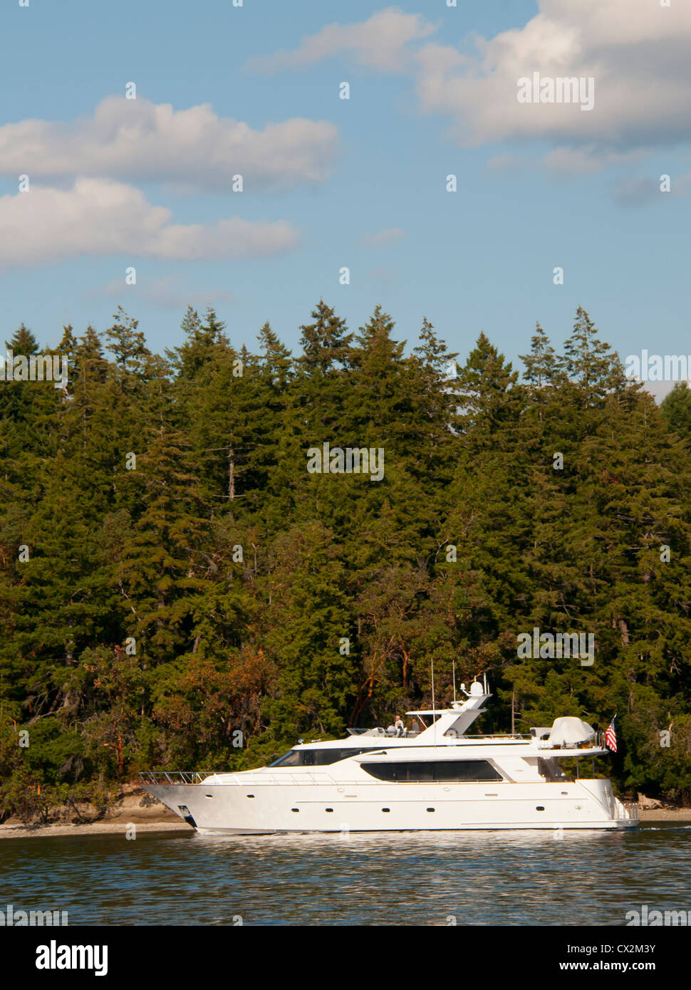 A Yacht cruising along the shoreline of Hope Island (Marine) State Park ...