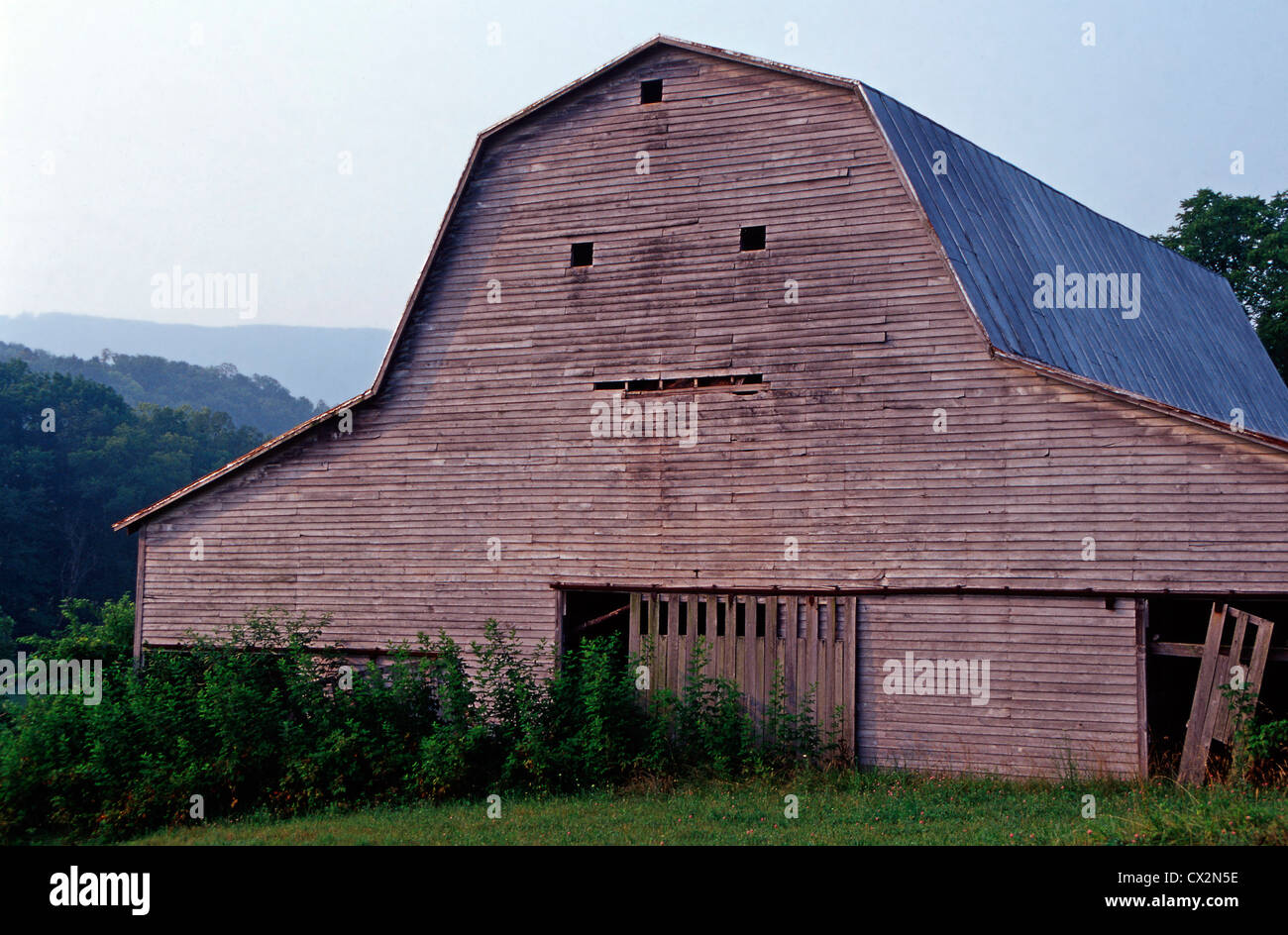 A barn with a smile, Tennessee Stock Photo - Alamy