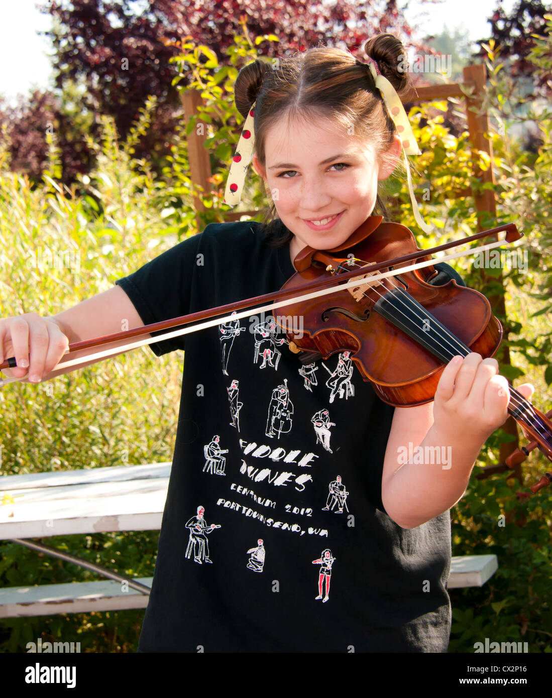 Happy fiddler playing music at the Historic Farmers Market, Olympia ...