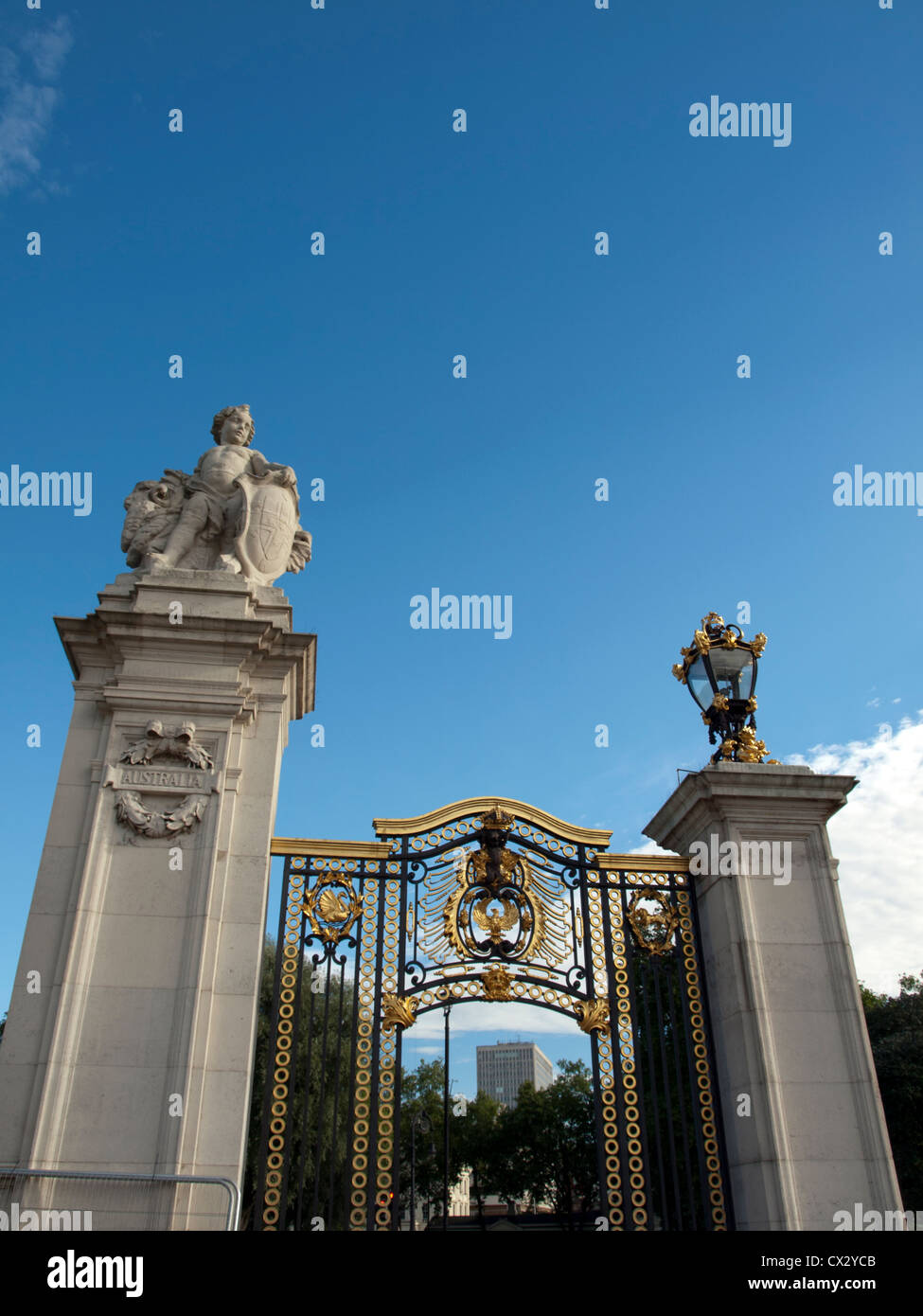 Australia gate buckingham palace hi-res stock photography and images ...