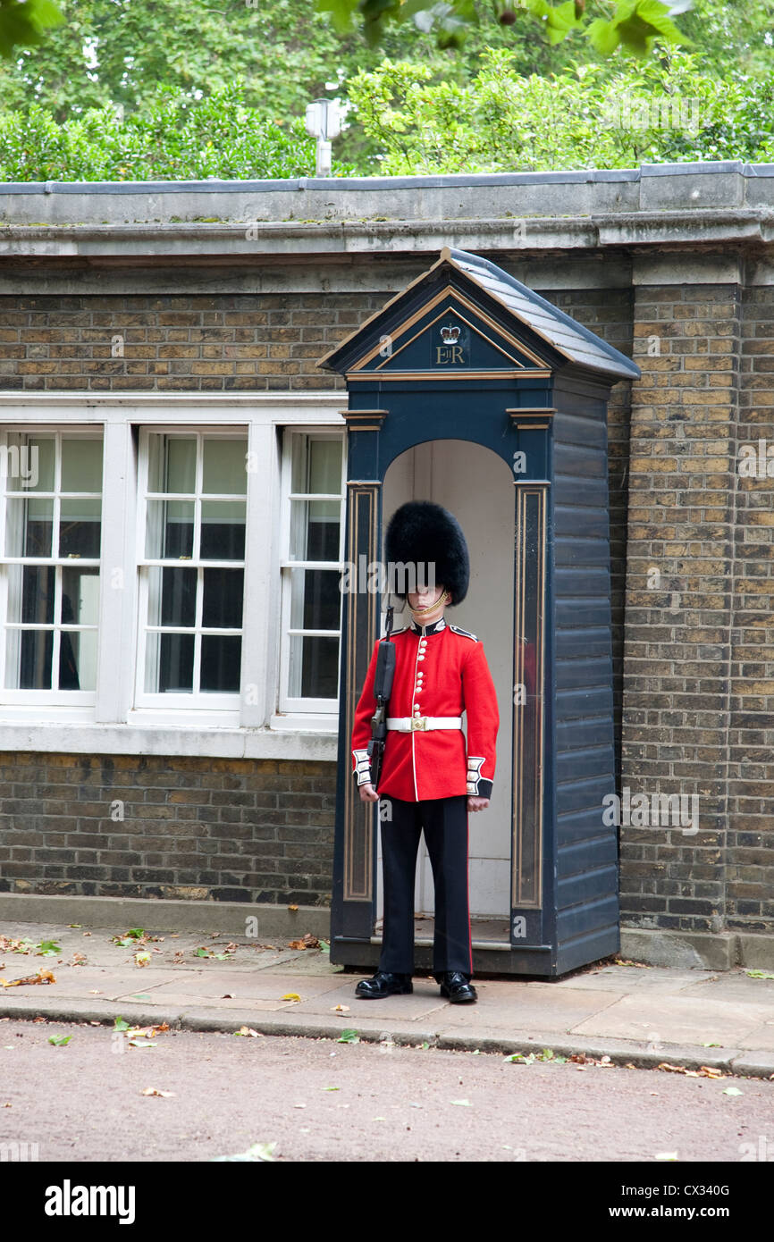 Mall security guard hi-res stock photography and images - Alamy