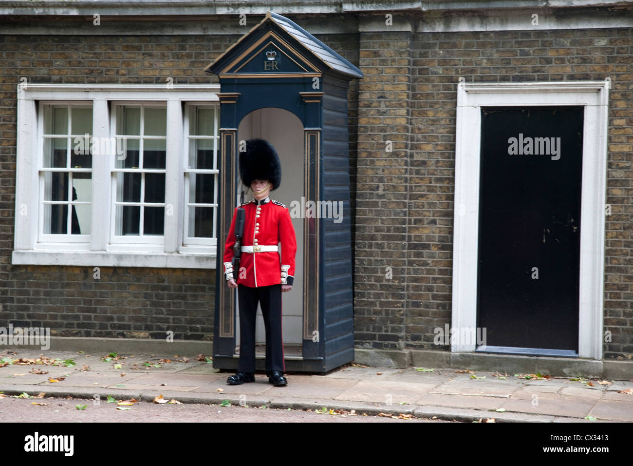 Mall security guard hi-res stock photography and images - Alamy