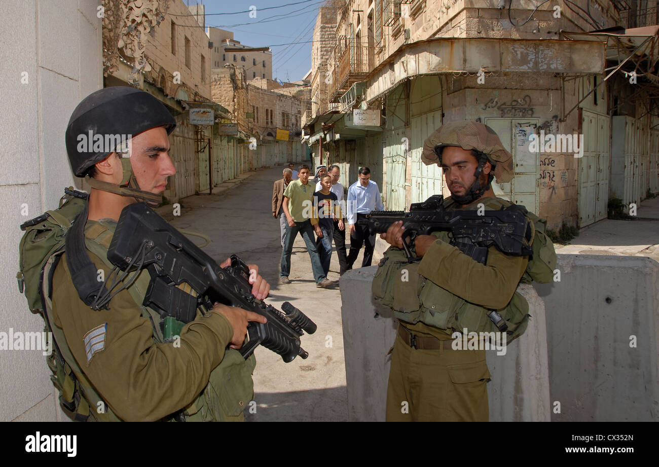 Israeli soldiers patrol street in hi-res stock photography and images ...