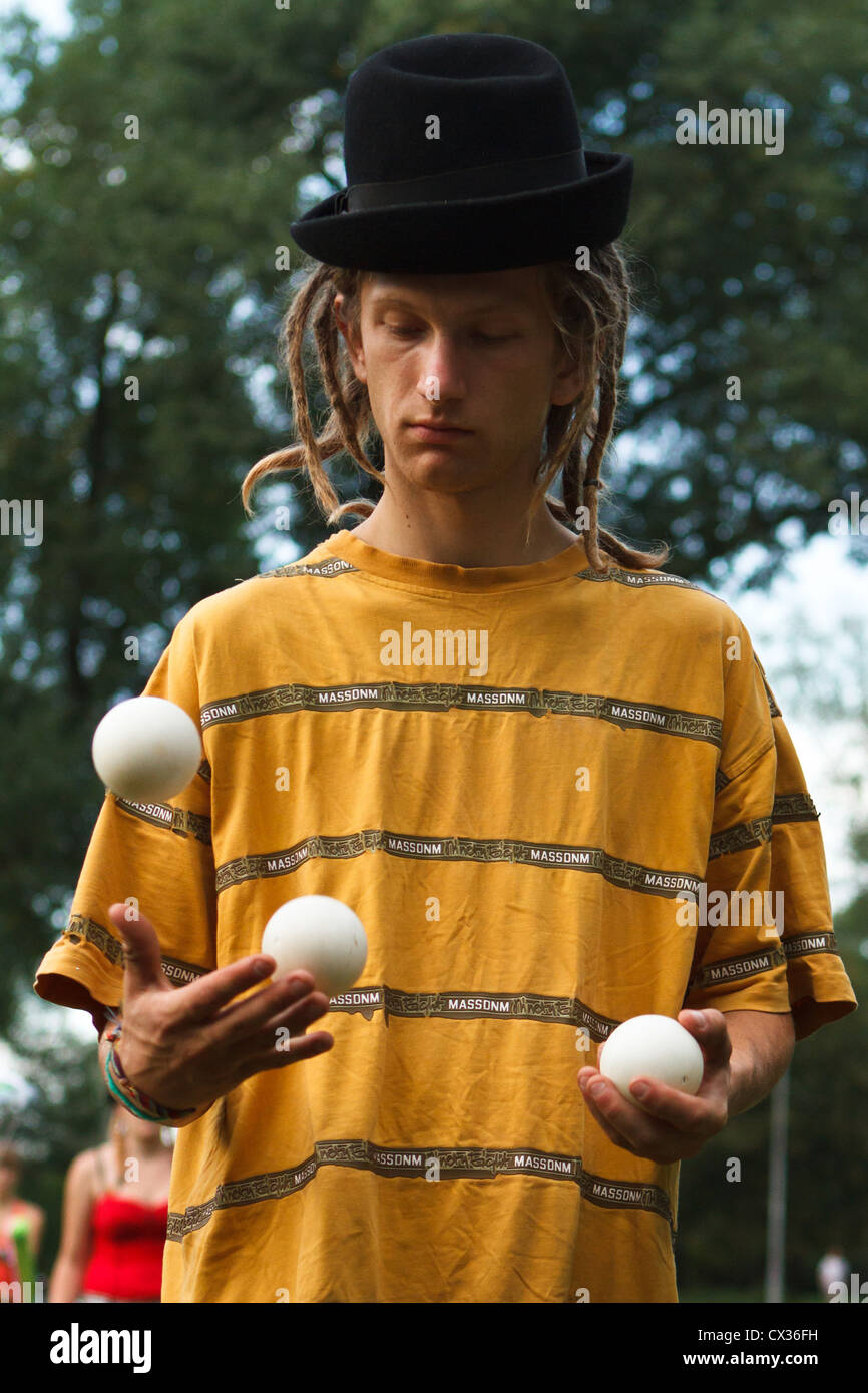 Juggling man outside hi-res stock photography and images - Alamy