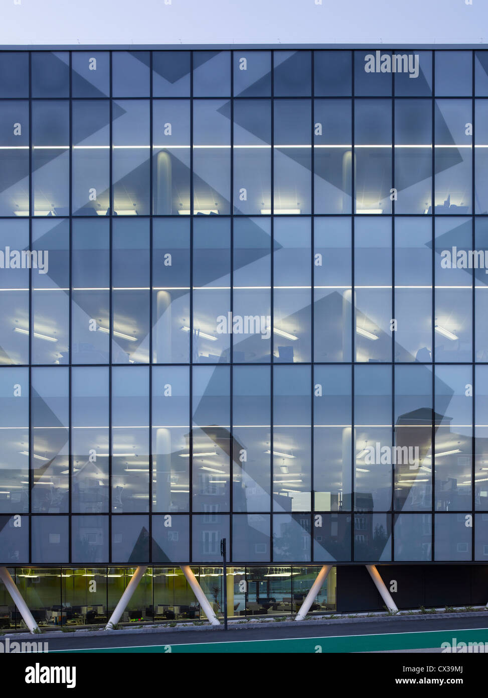 Slanted building facade hi-res stock photography and images - Alamy