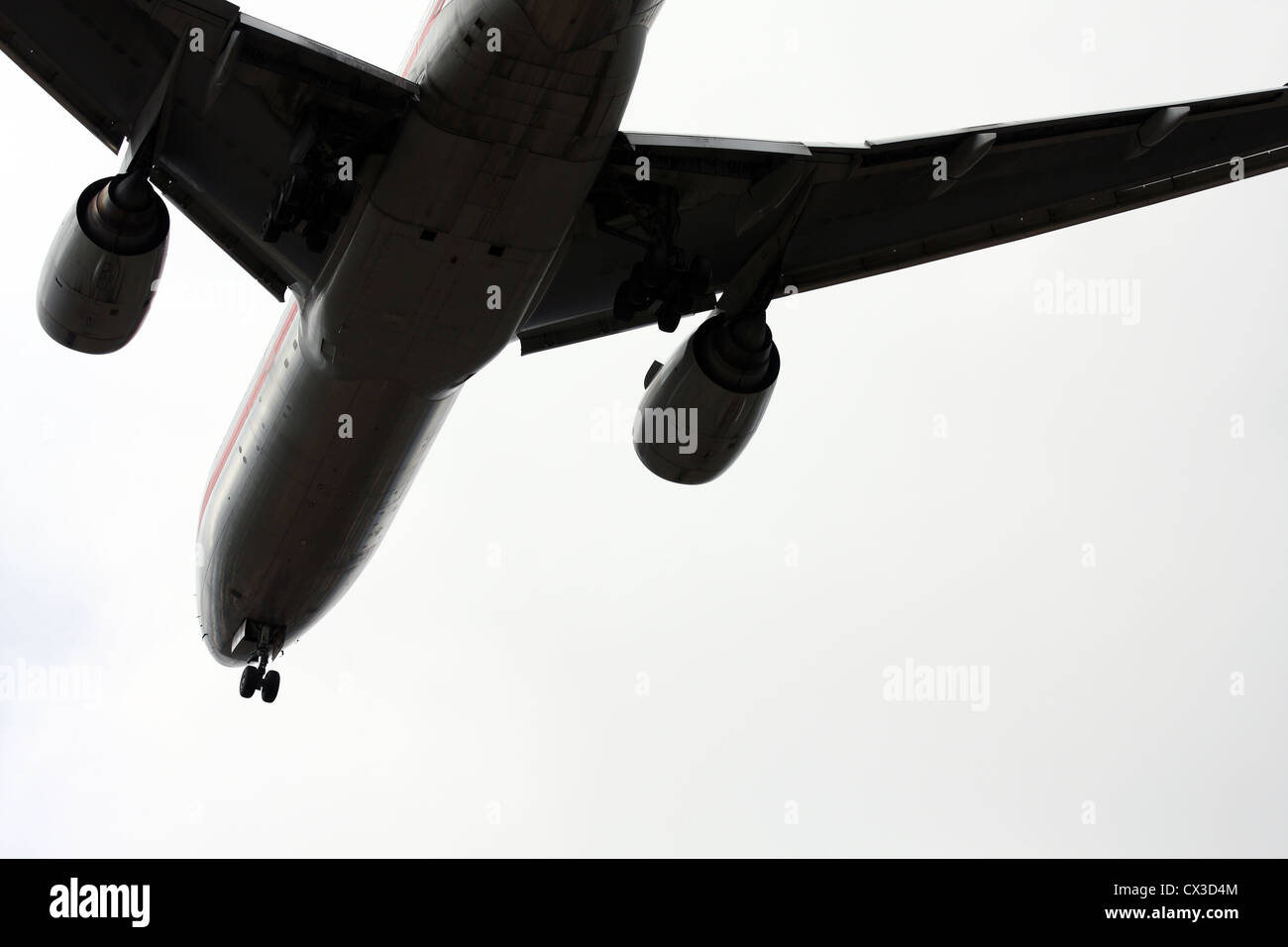 Low flying aircraft heathrow hi-res stock photography and images - Alamy