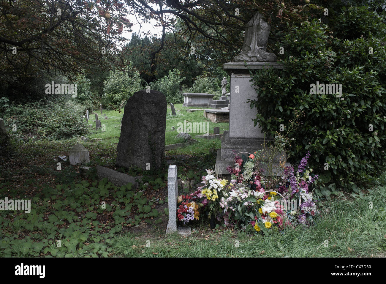 Victorian era cemetery hi-res stock photography and images - Alamy