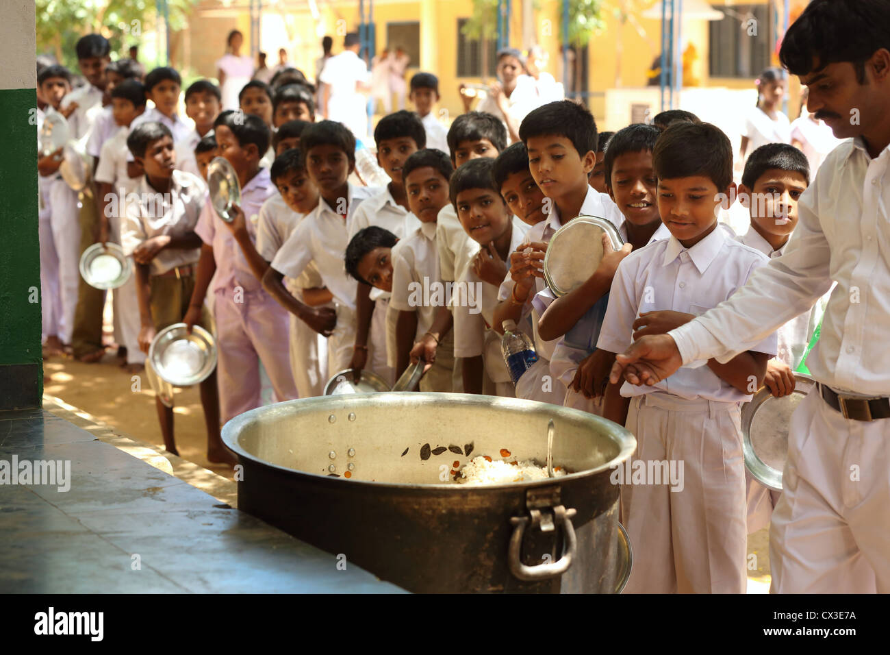 School canteen queue hi-res stock photography and images - Alamy