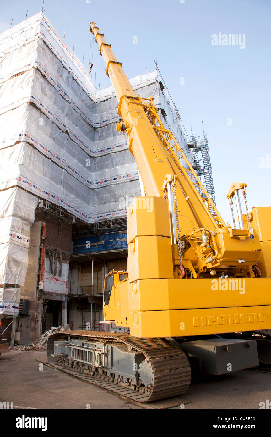 Demolition crane hi-res stock photography and images - Alamy