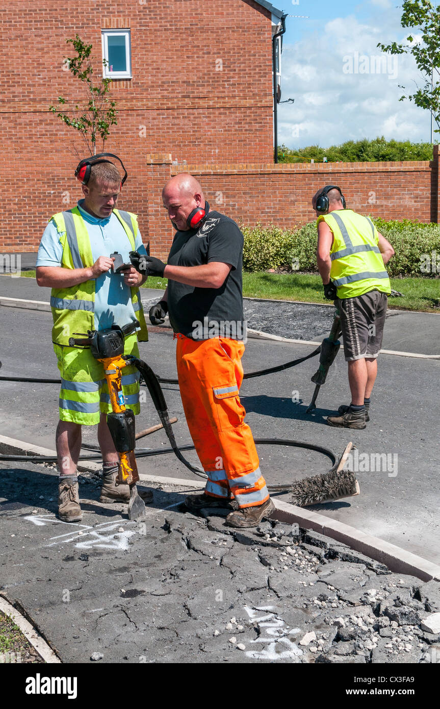 Construction workers uk phone hi-res stock photography and images - Alamy