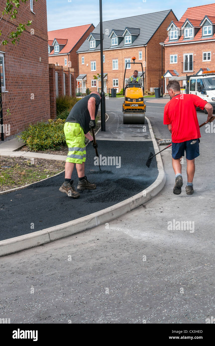 Road building construction workers uk hi-res stock photography and ...