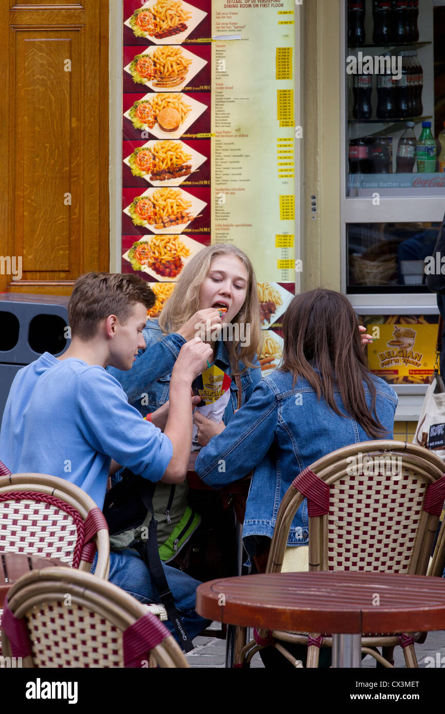 young teenagers boys girls eating fries outside Stock Photo - Alamy