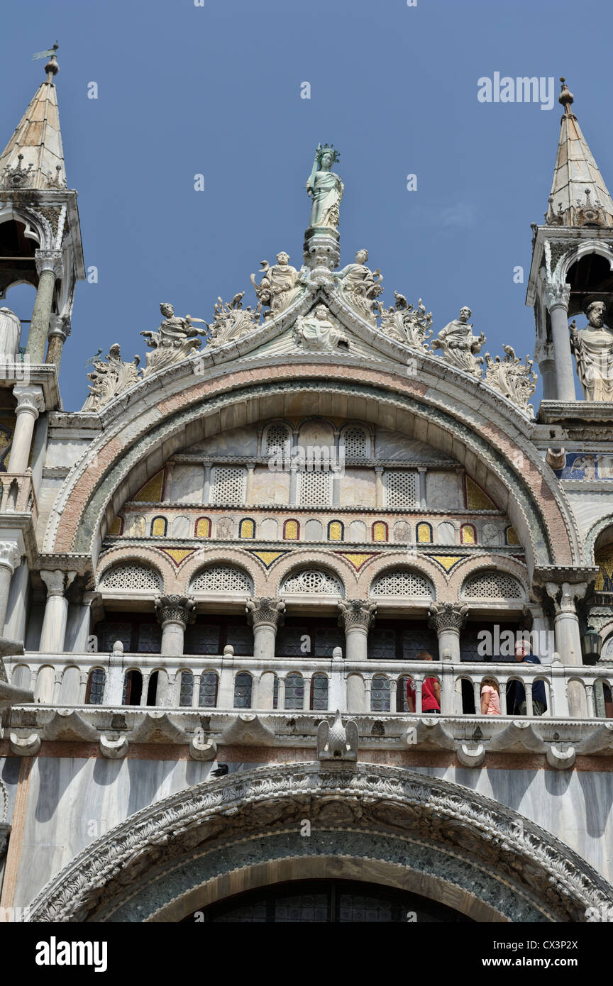 Basilica venice statue hi-res stock photography and images - Alamy