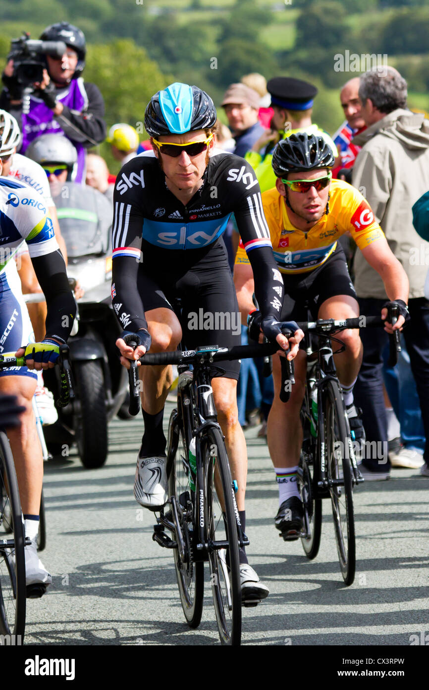 Team Sky's Bradley Wiggins and Mark Cavendish appoaching the top of Gun ...