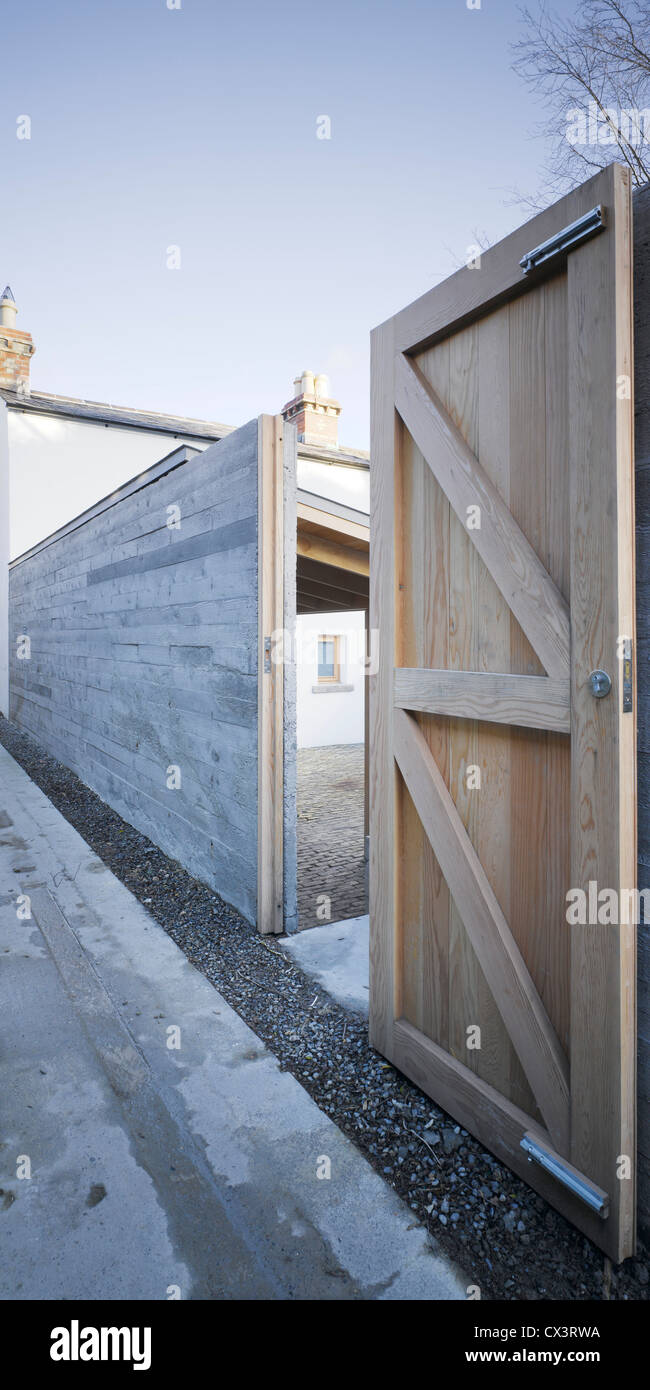 Laneway Wall Garden House, Portobello, Ireland. Architect: Donaghy ...