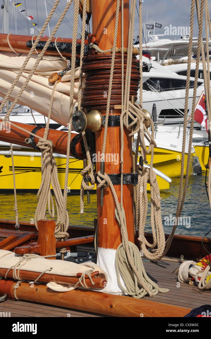 Wooden boat with mast hi-res stock photography and images - Alamy