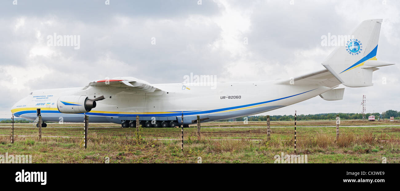 Cockpit antonov 225 hi-res stock photography and images - Alamy