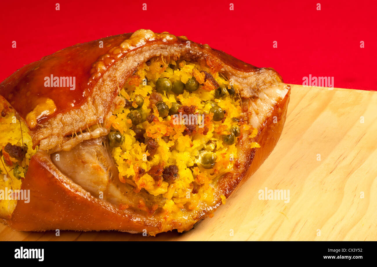 Lechona, stuffed roast pork, a Colombian Christmas meal Stock Photo - Alamy