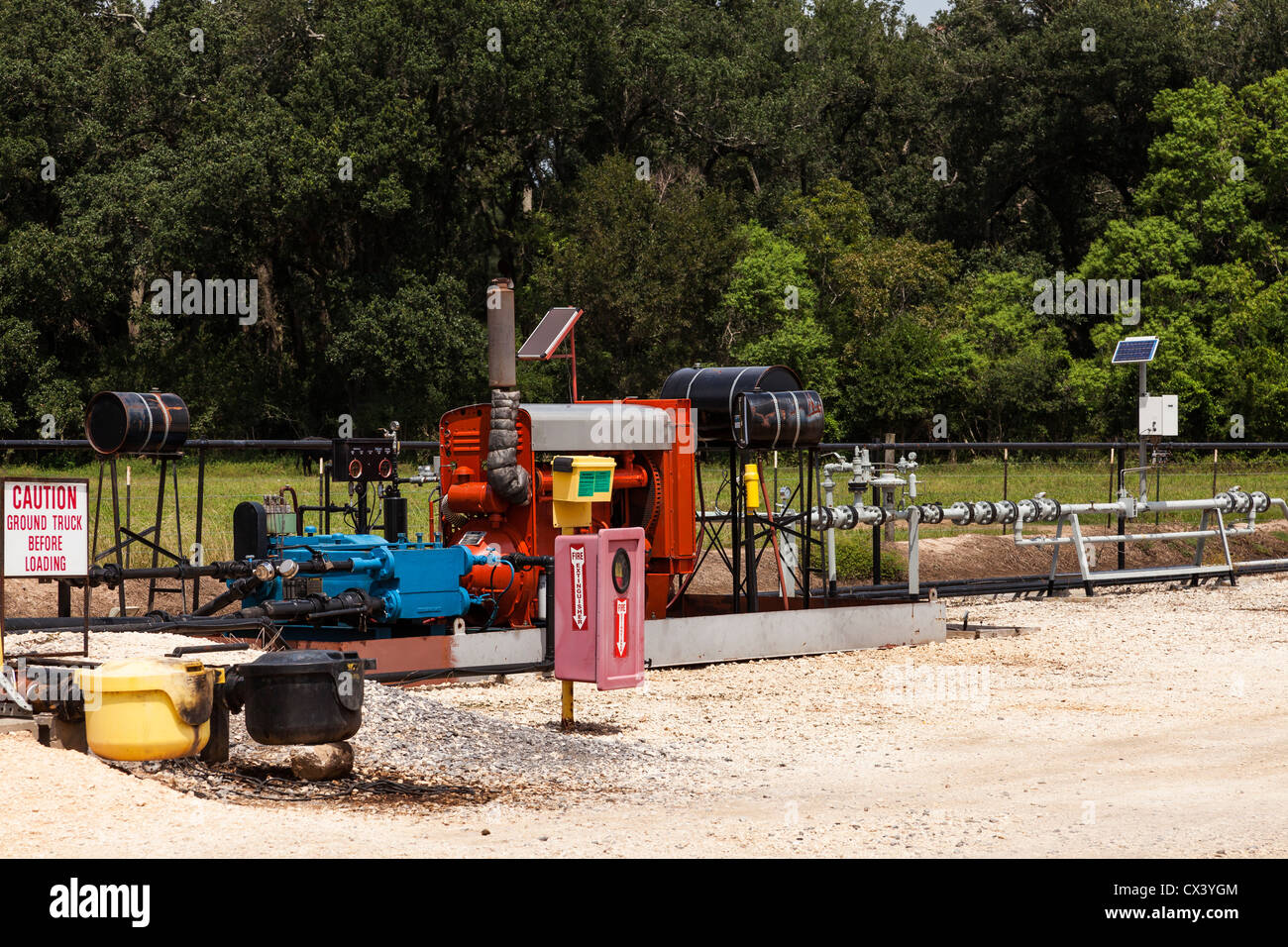 Crude oil truck loading facility hi-res stock photography and images ...
