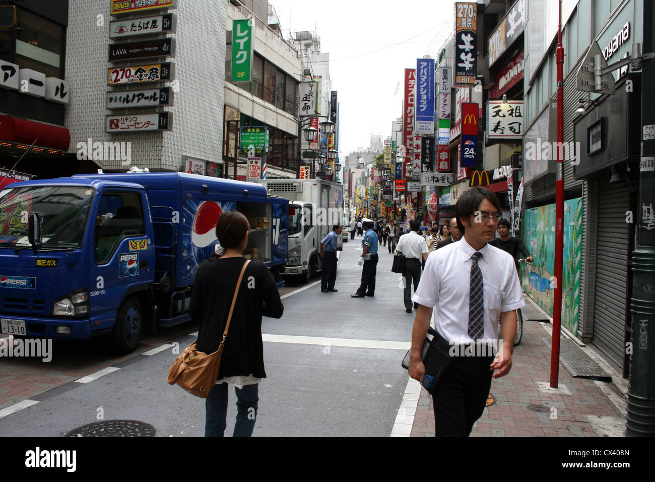 Tokyo street scene people hi-res stock photography and images - Alamy
