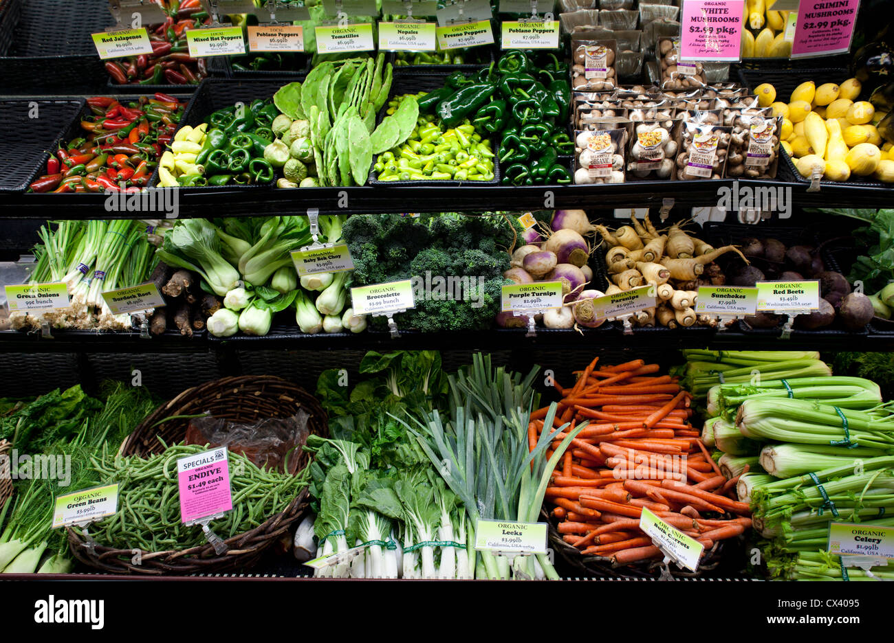 Organic vegetables at a US grocery store Stock Photo - Alamy