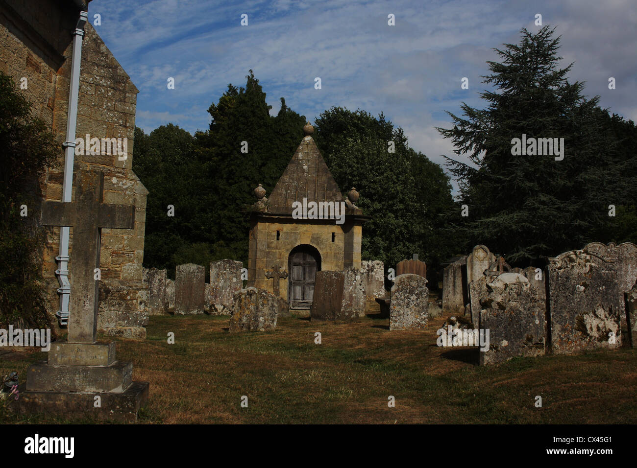 Graveyard with headstones hi-res stock photography and images - Alamy