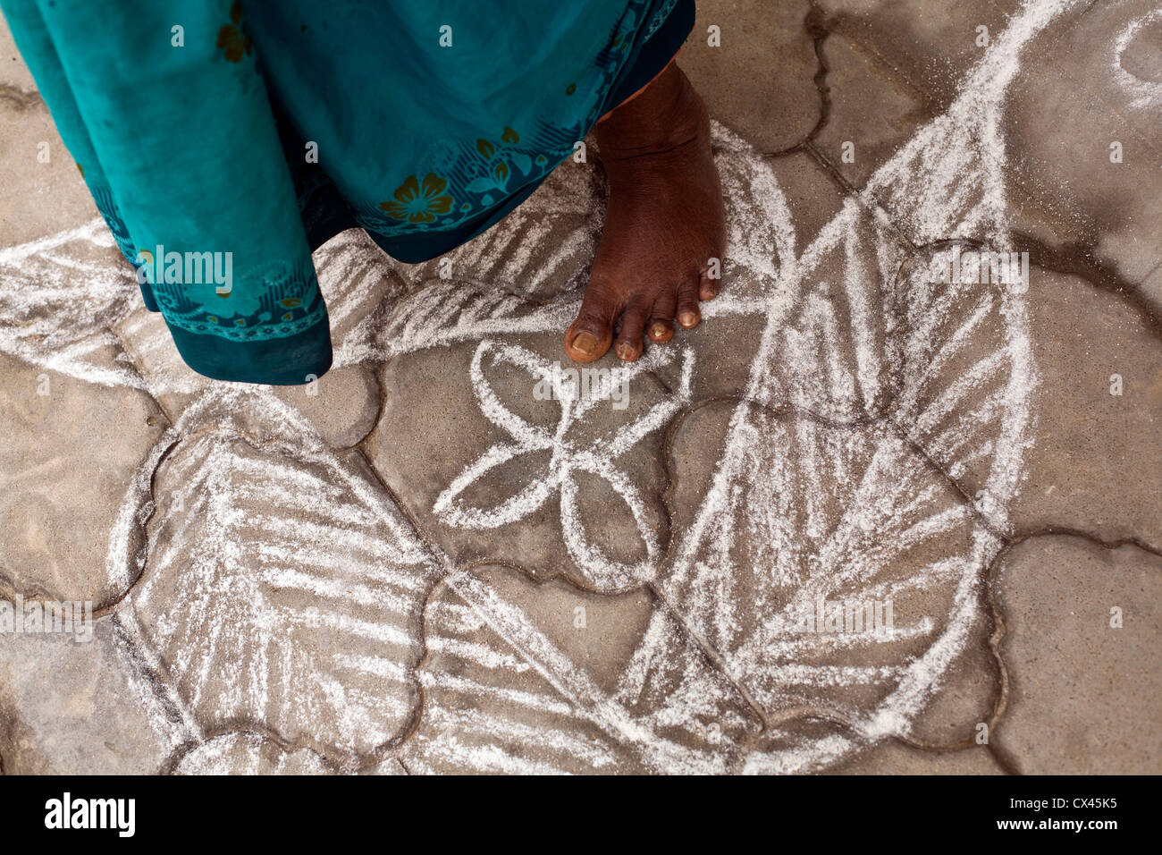 India woman rangoli pattern hi-res stock photography and images - Alamy