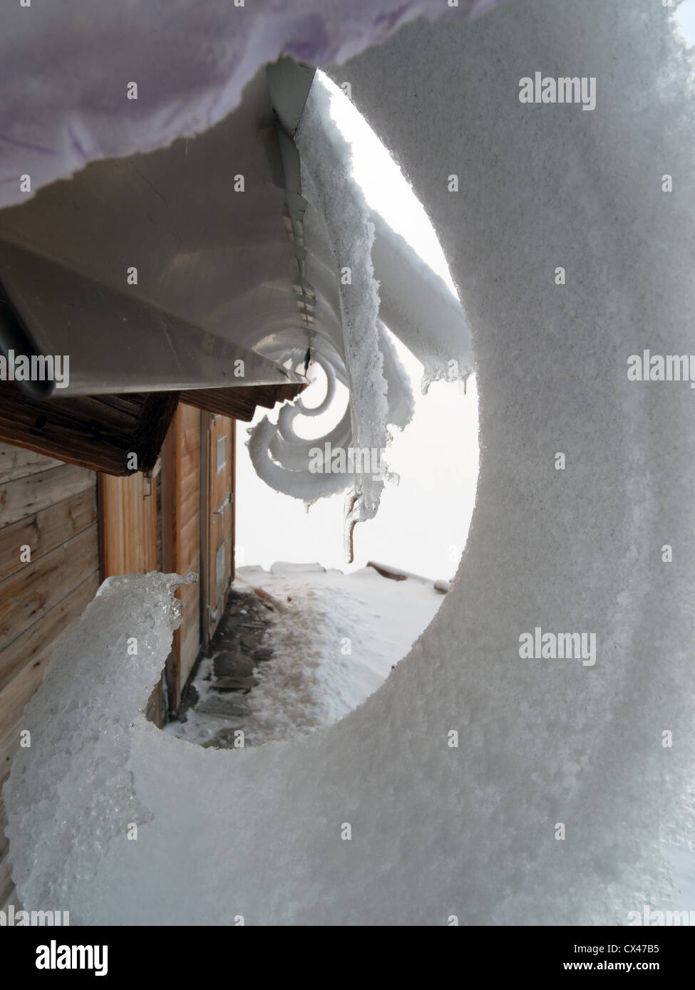 Melting roof snow hi-res stock photography and images - Alamy