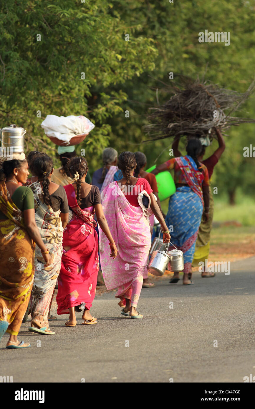 Women carrying pots on head hi-res stock photography and images - Alamy